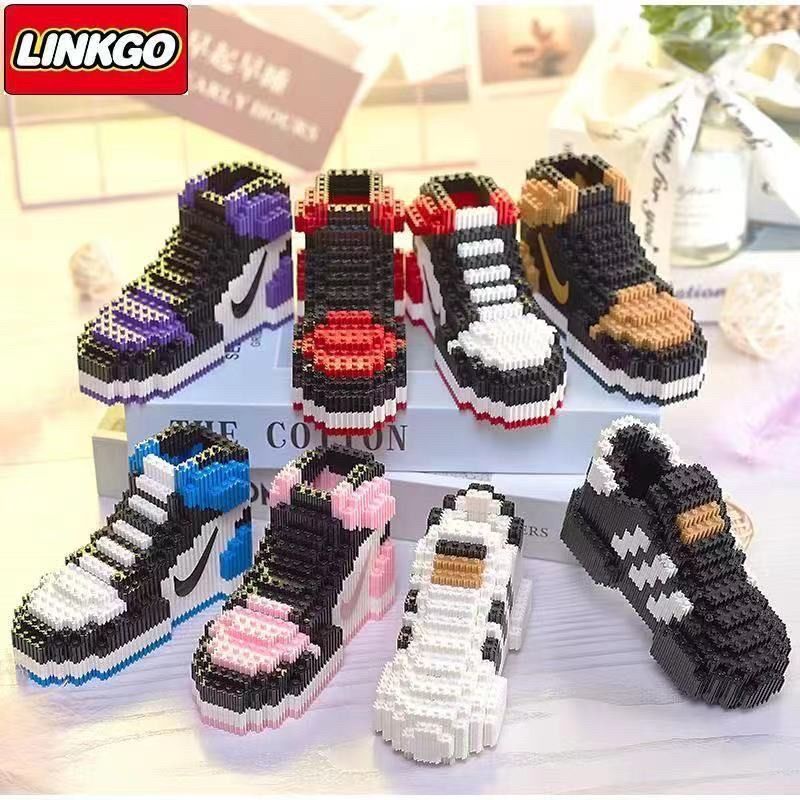 There Are 15 Types Of Lego Fueng Shoes For Total Of 400+ Pieces ...