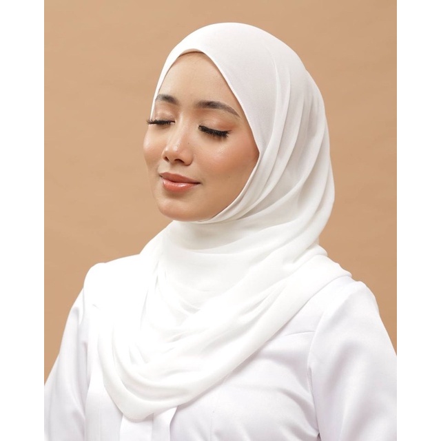 SHAWL NIKAH OFF WHITE CHIFFON, BUBBLE SATIN & COTTON EYELASH | Shopee ...
