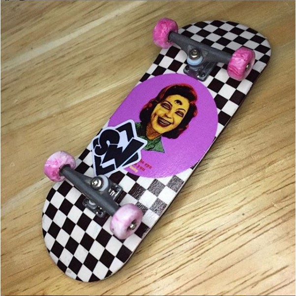 Creepy Lady - Rebel Fingerboards Set ("Look at me in the eye and tell ...