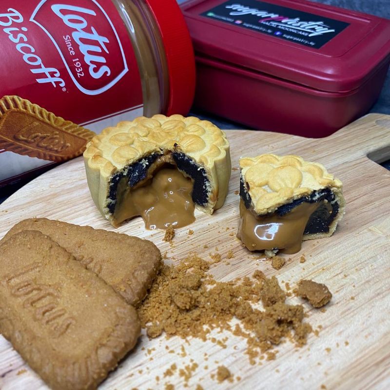 Chocolate Melted Biscoff Mooncake Kuih Bulan Muslim Sugarpastry ...
