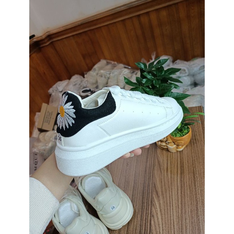 [FULL Box] Mcqueen Velvet Sneakers With Daisy Pattern In White High ...