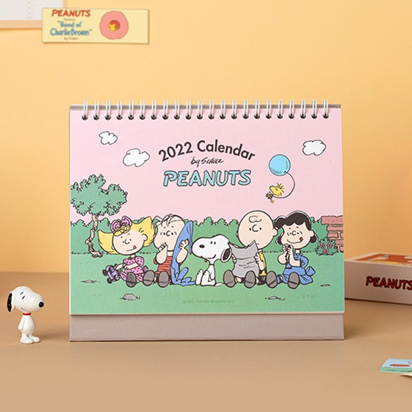 2022 PEANUTS Snoopy 2022 Desk Calendar (15 Months) / Charlie Brown ...