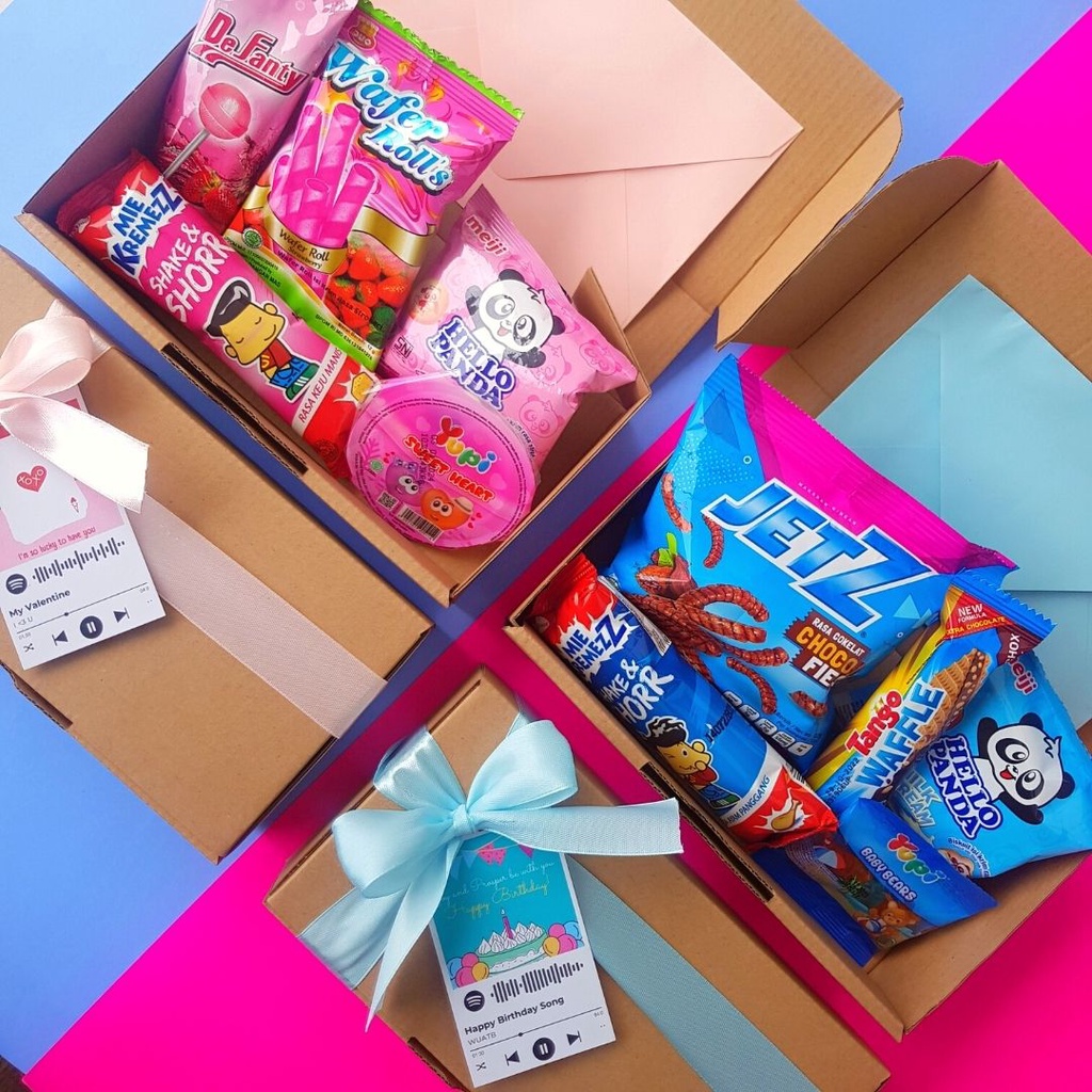 (SIZE S) HAMPERS SNACK BOX GIFT BOX BIRTHDAY HAMPERS / GRADUATION SNACK ...