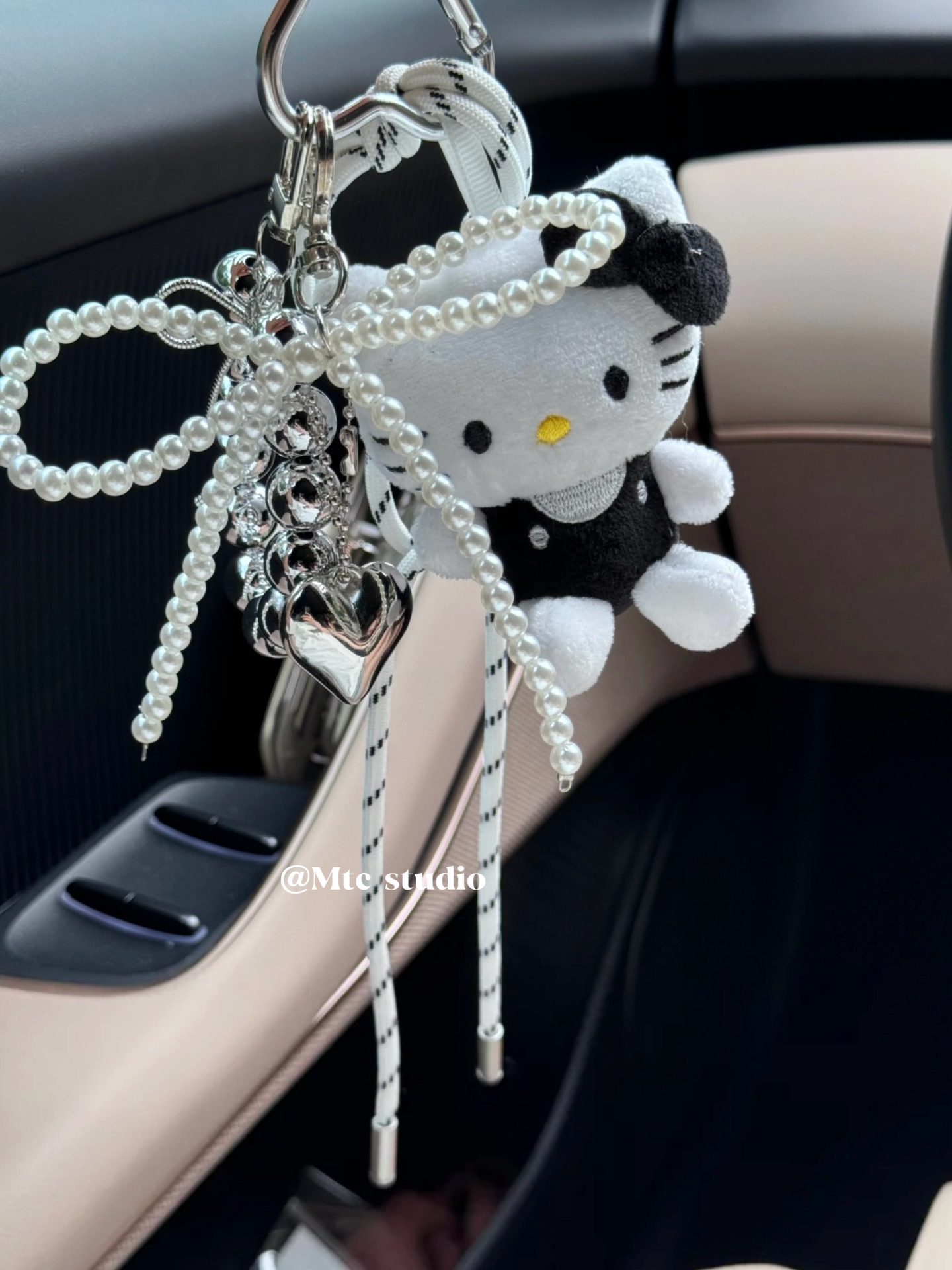 Original Design Fashionable Pearl Beaded kitty Doll Pendant Keychain ...