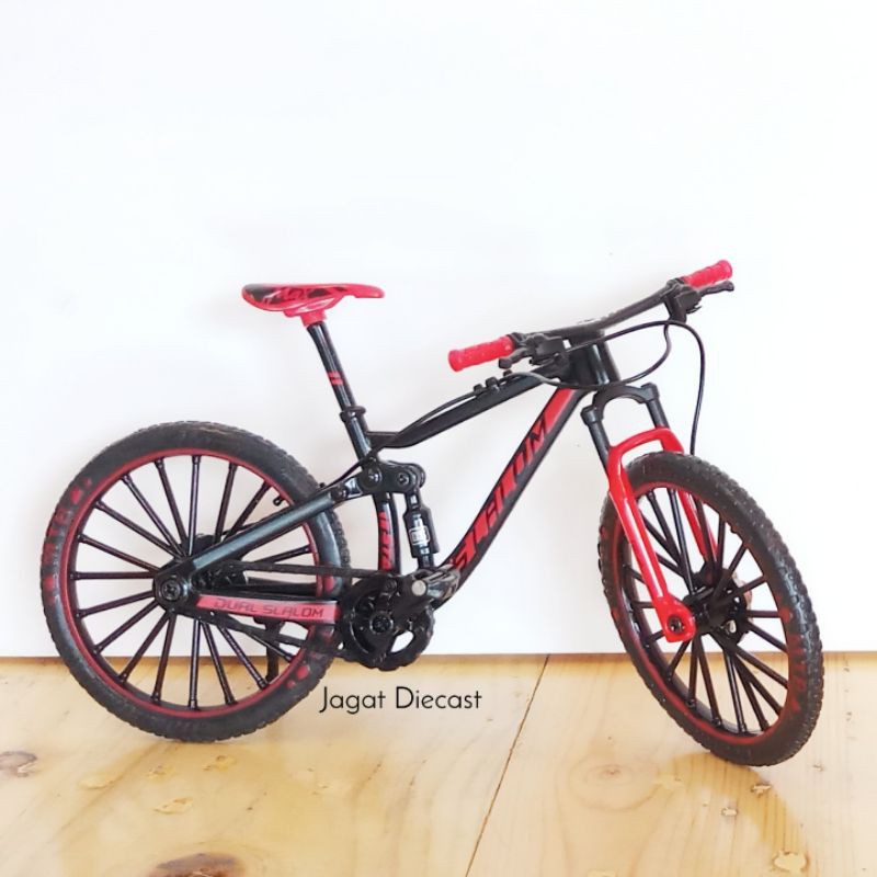 Bike Diecast Red Miniature Bike 10-scale Display Bike Universe Diecast ...