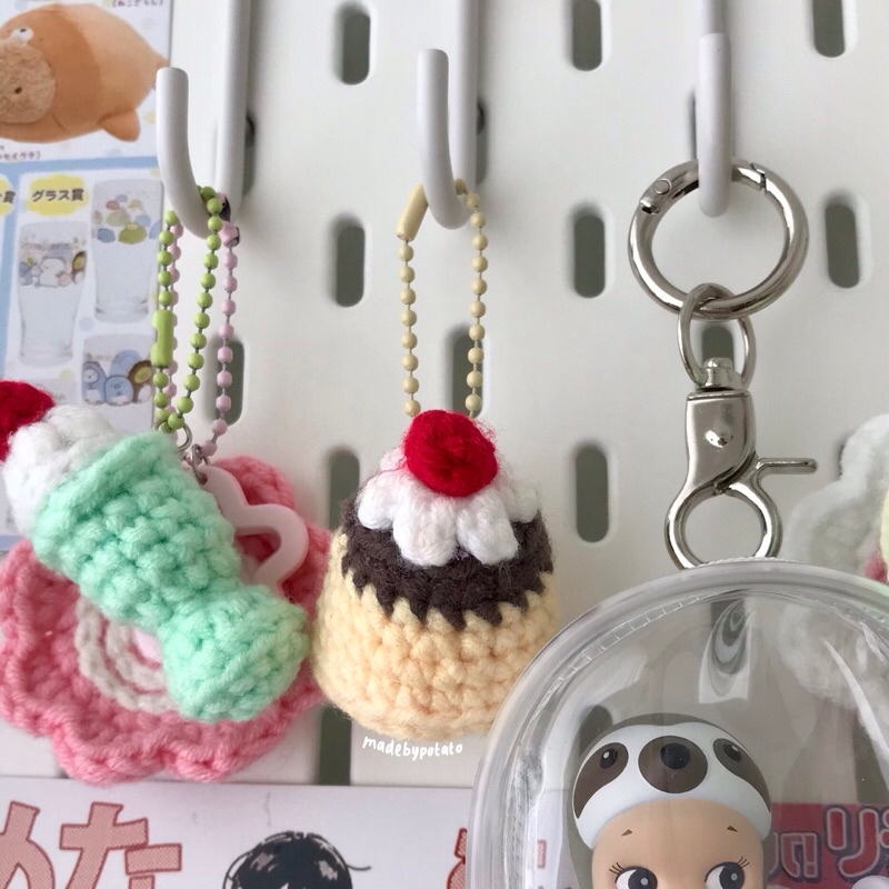 GANTUNGAN Madebypotato pudding crochet keychain / knitted pudding ...