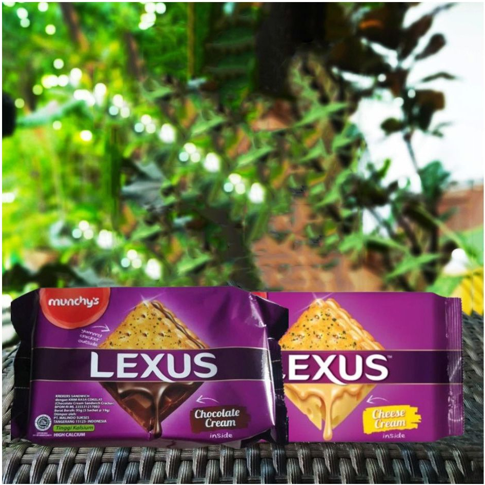 Munchys Lexus Biscuit Sandwich contains 10 sachets Chocolate Cheese ...