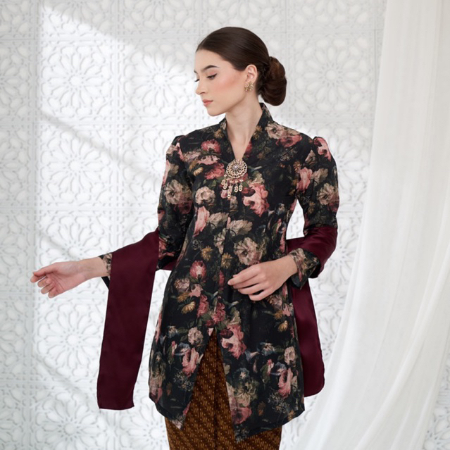 Kebaya Politikaru Encim Motif / Kebaya Kartini Classic / Wiron Batik ...