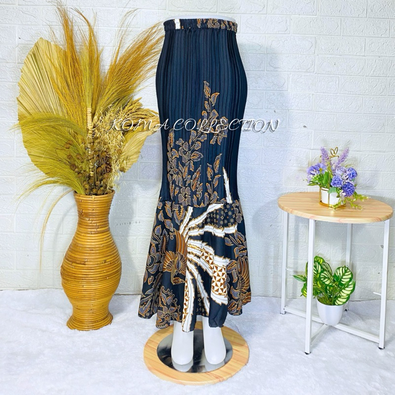 Black Cendrawasi Pleated Mermaid Batik Skirt S - Jumbo Kebaya Bottom ...