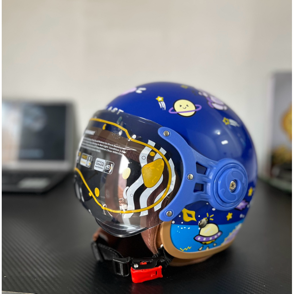 Cute character bip plast children's helmet, pilot glass children's ...