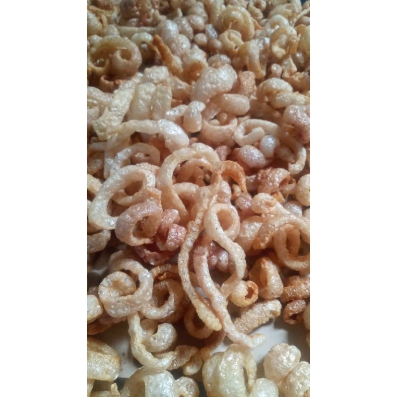 Thai homemade crispy fried pork rinds/crispy fried pork skins tomyam ...