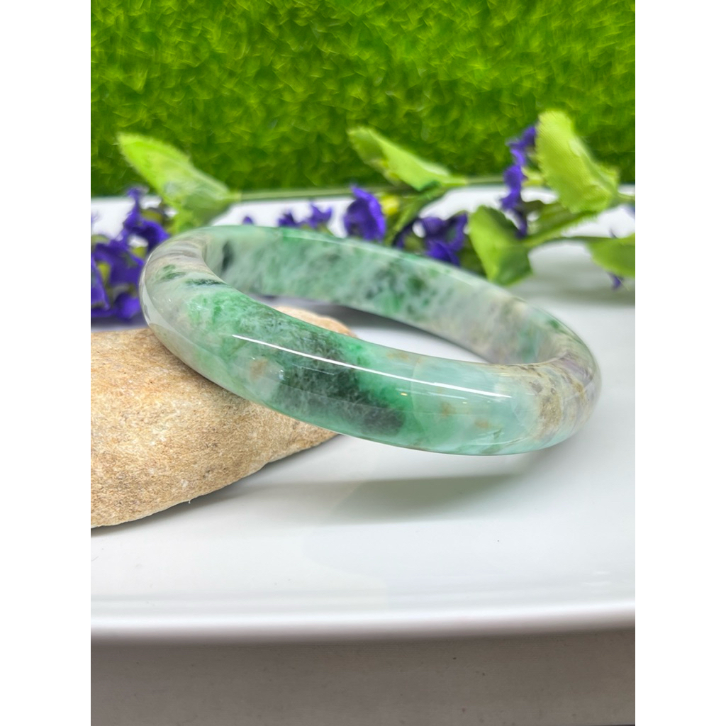 Gelang Tangan Batu Jed 缅甸A货翡翠 糯种飘绿花 61mm 带纹手镯 Myanmar Type A Jade ...