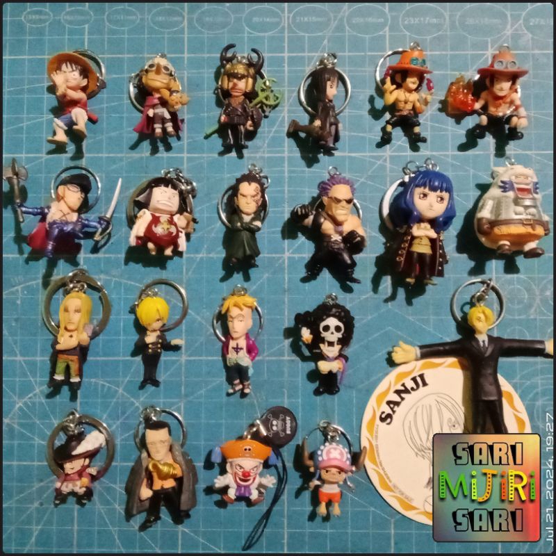 One Piece keychains: Luffy Sanji Robin Usopp Brook Mihawk Hawkins Marco ...