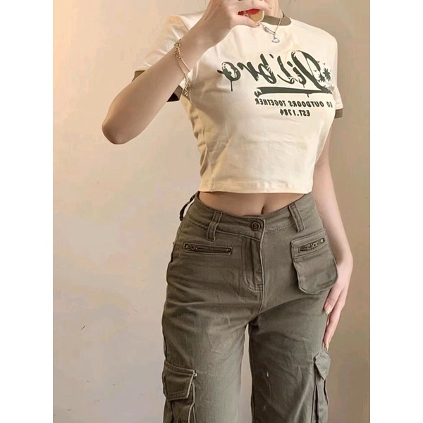 Elastic waist pants with many moss green wide-leg pockets hug the waist ...