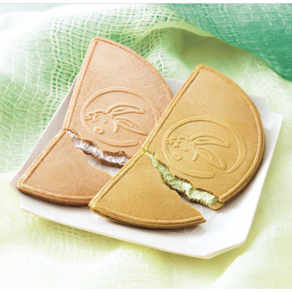 Japanese crackers Kamakura Goro Main Store, hangetus Kamakura half moon ...