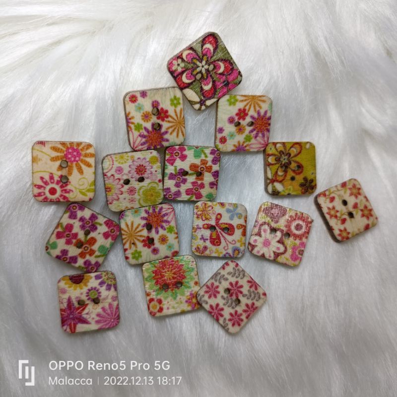 BUTTON WOODEN RETAIL.. BUTANG KAYU KEPELBAGAIAN CORAK.. | Shopee Singapore