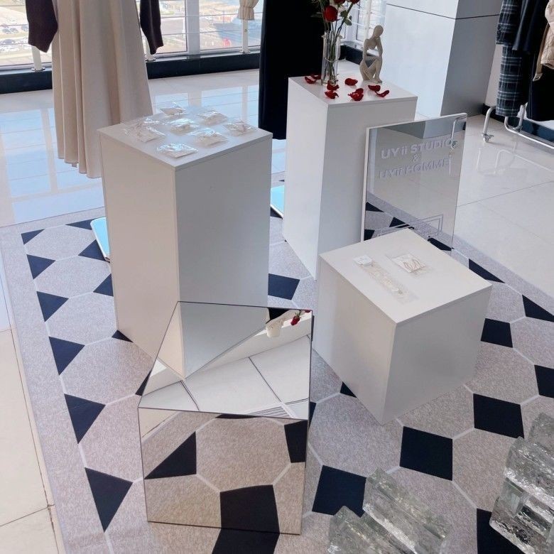Assembled white square column window platform display platform clothing ...