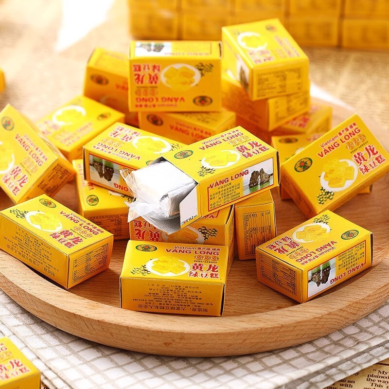 Straw Straw Straws and Pastries Yellow Dragon Mung Bean Cake ...