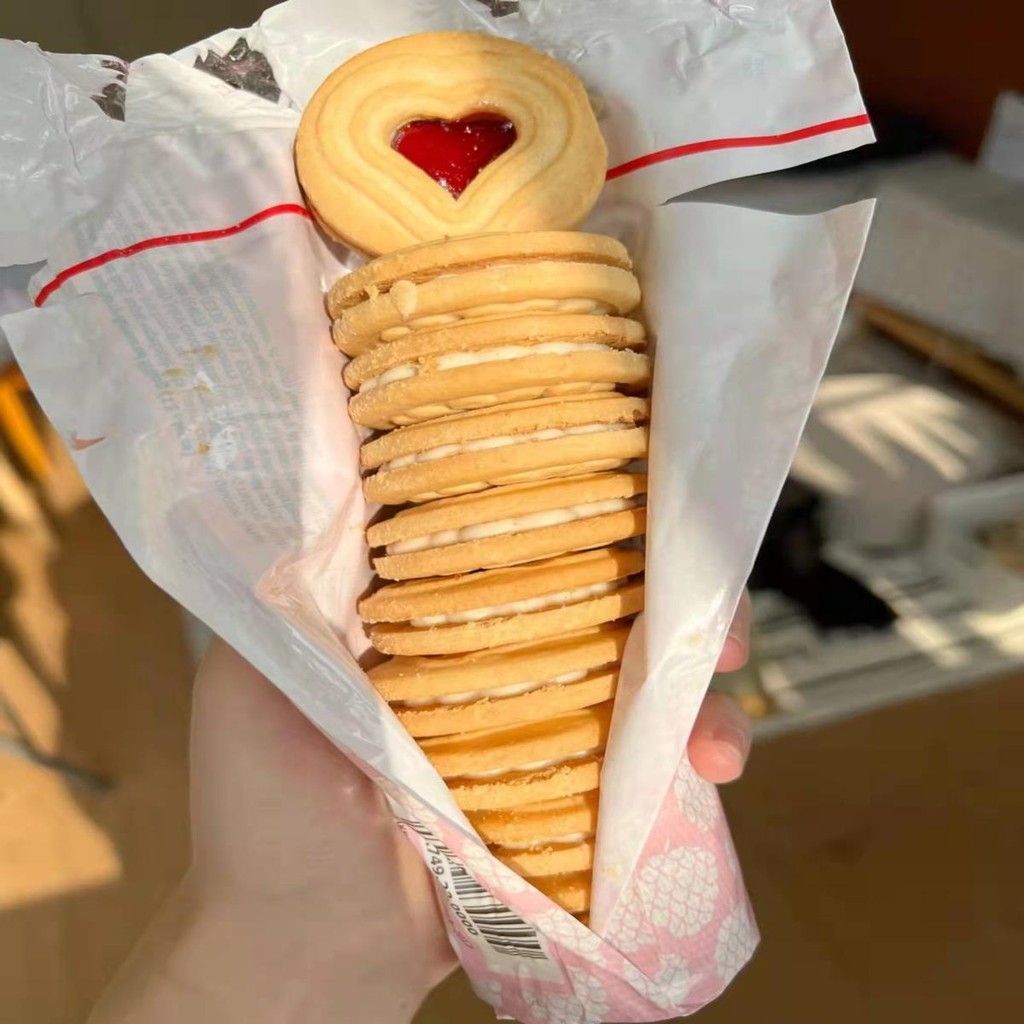 Promotion IKEA Raspberry Chocolate Sandwich Biscuits Love Breakfast ...