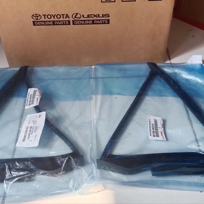 Triangle glass rubber Fortuner VRZ 2016 2017 2018 2019 2020 2021 2022 ...
