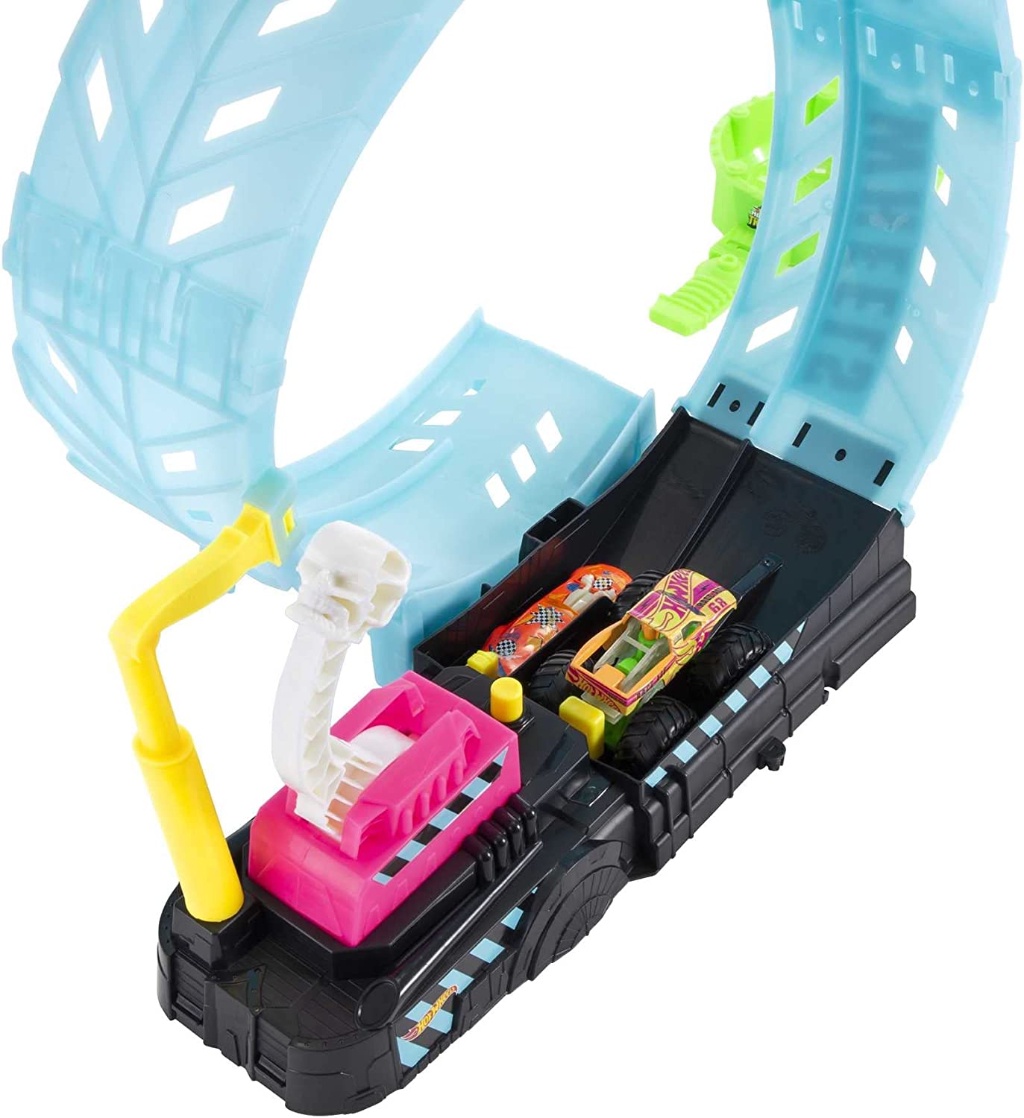 Mattel Hot Wheels Monster Trucks Glow in The Dark Epic Loop Challenge ...