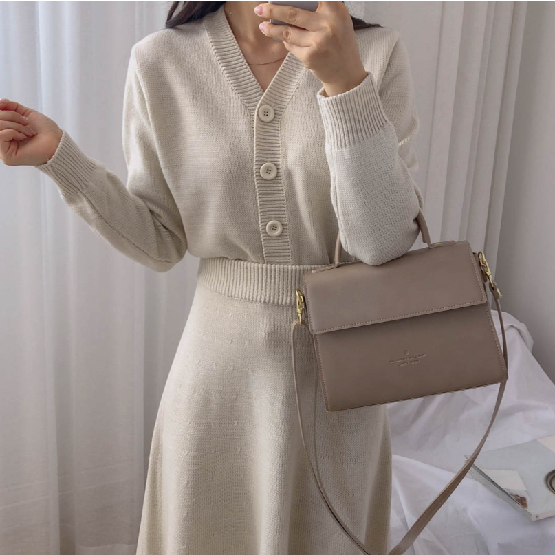 [Recommended for office wear] A flip top handle bag with a pretty color ...