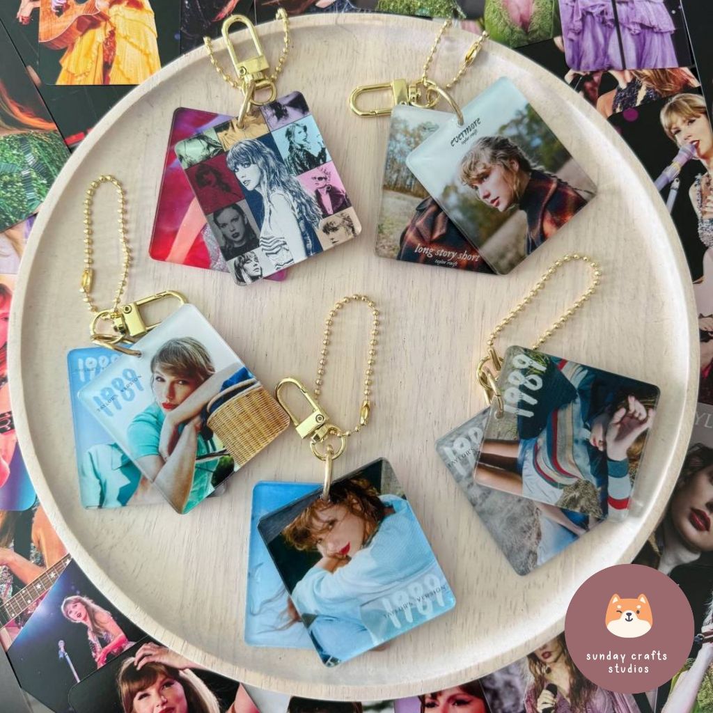 [SG] 🎵 Taylor Swift Keychain- 2 Image in 1 ( 5 designs) | Shopee Singapore