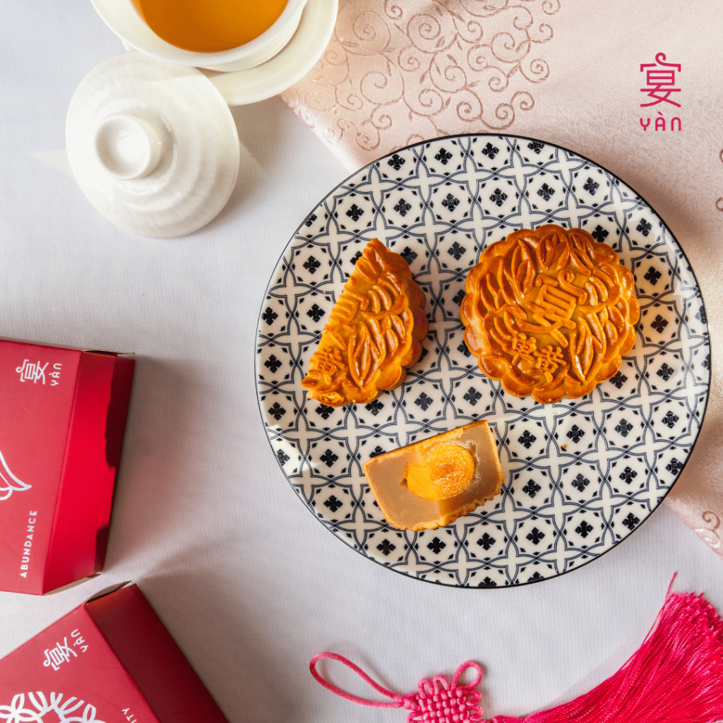 [YÀN] Baked White Lotus Paste Mooncake with Single Yolk 单黃白莲蓉月饼 ...
