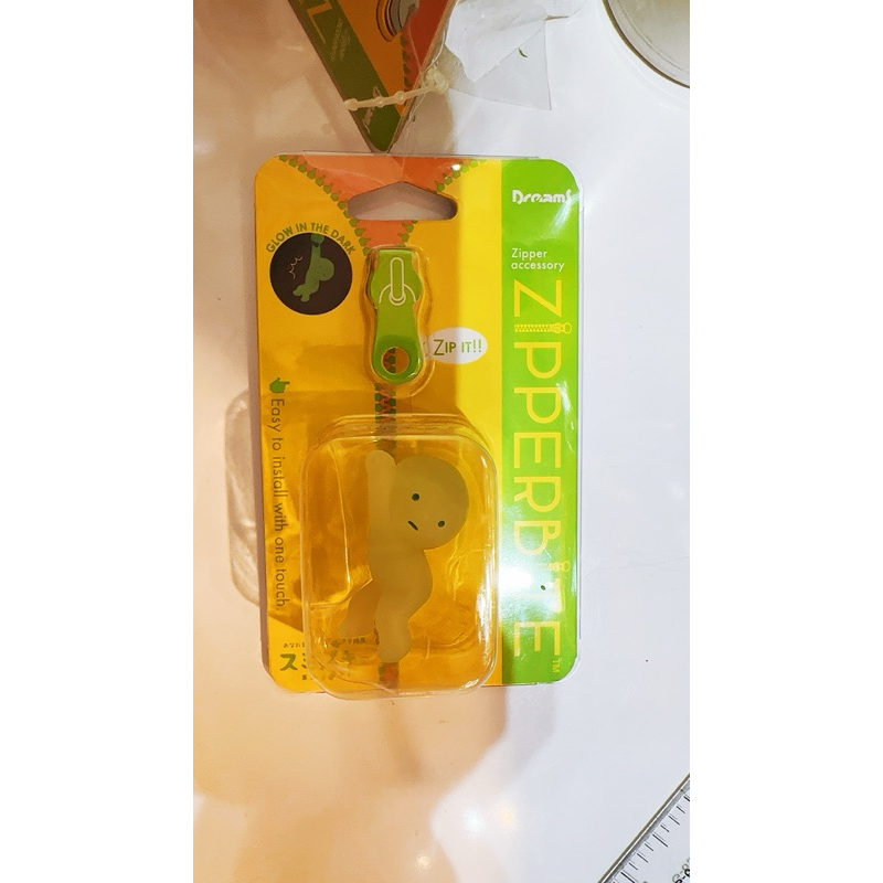 Smiski Zipper Bite lying down zipper accessory Glow in the dark 趴着钥匙套 ...