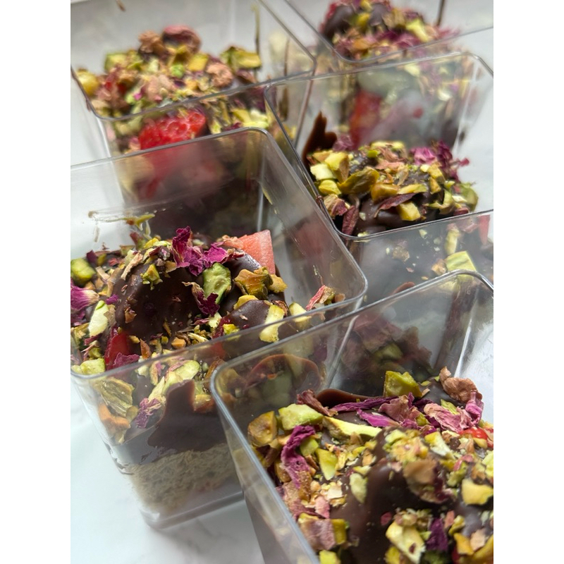 Dubai Chocolate Kunafa strawberry/Viral Dubai Strawberry Chocolate cups ...