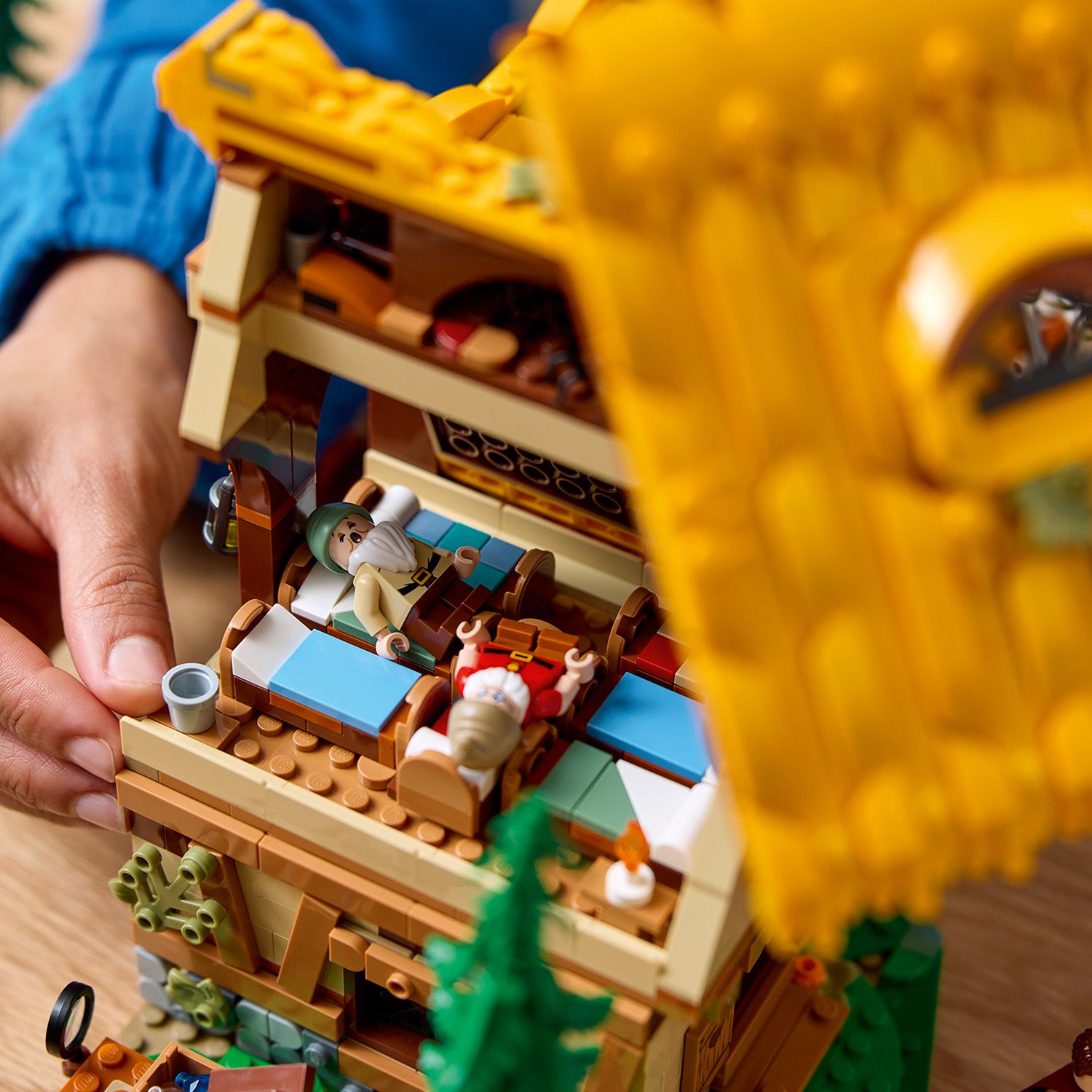 LEGO Disney Princess 43242 Snow White and the Seven Dwarfs' Cottage ...
