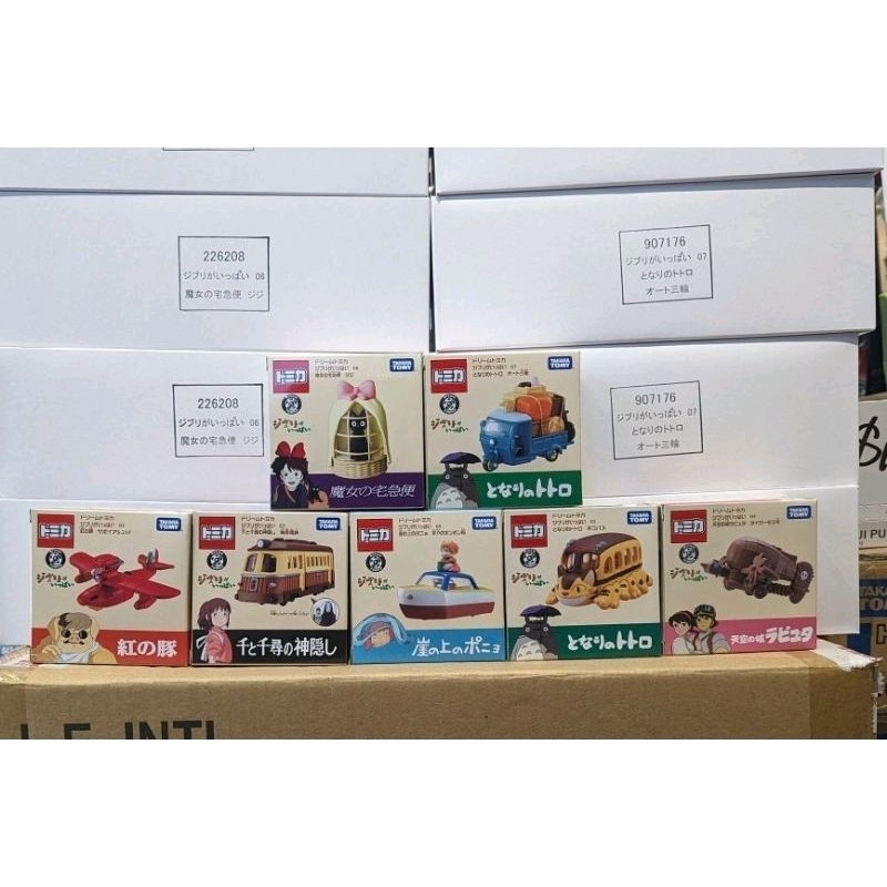 DREAM TOMICA X Ghibli Car Hall's Moving Castle My Neighbor Totoro Red ...