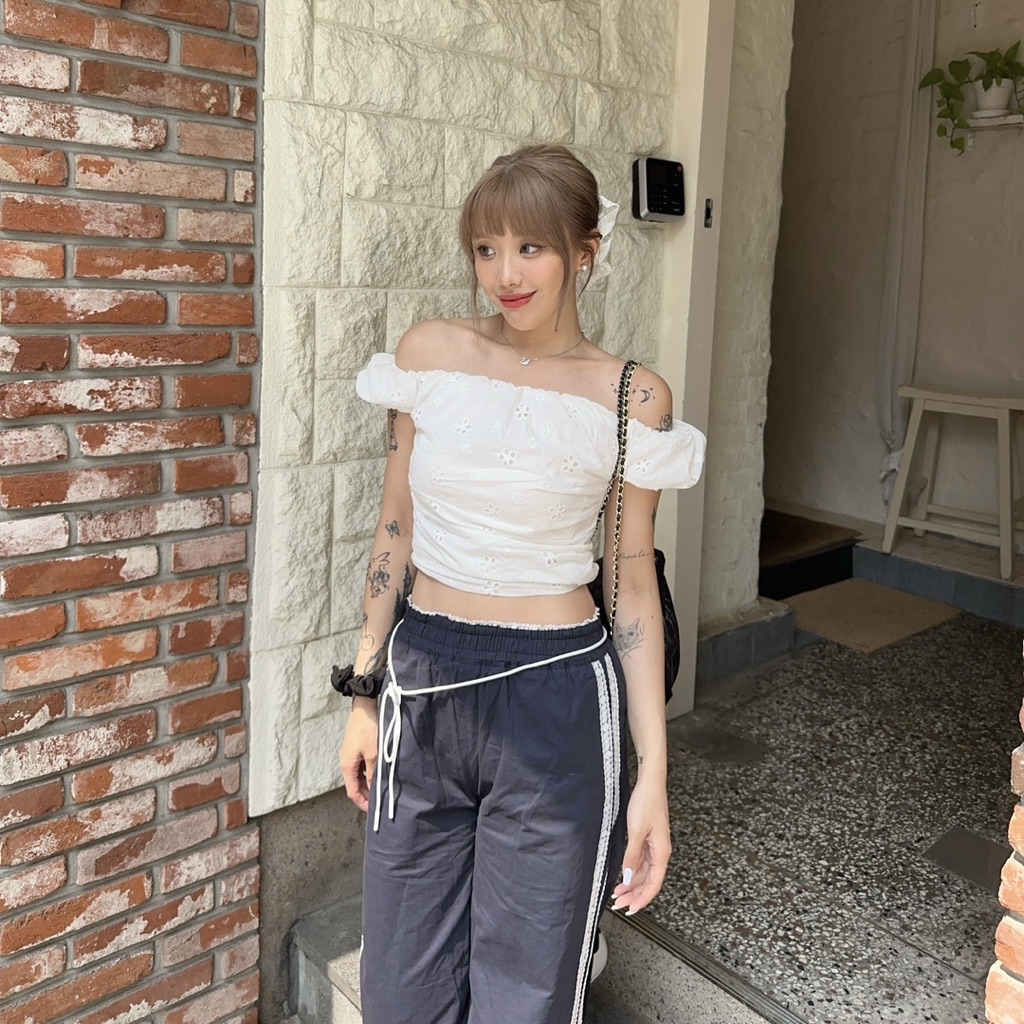Muun Studio Korean Women White Flat Neck Design Feel Flower Short Top ...
