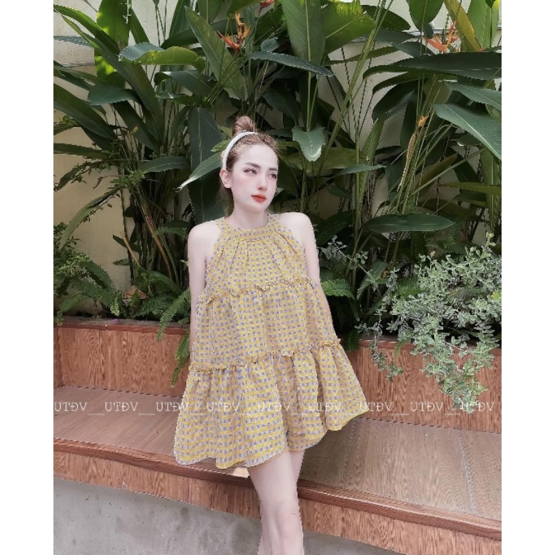 Lightning Female Clothes Wearing A Super Beautiful caro-Storey Overalls ...