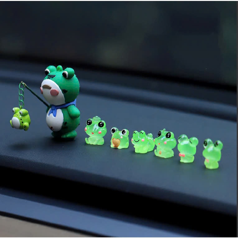 Cute green frog model decorates motorbikes, cars, car dashboards, fish ...