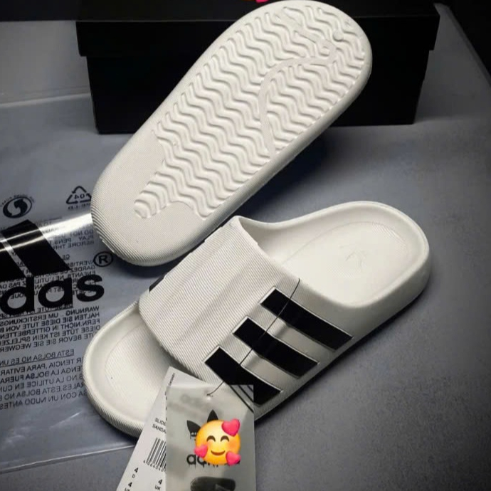 Men's and Women's Flat Strap Slippers Made of Solid Molded EVA Plastic ...