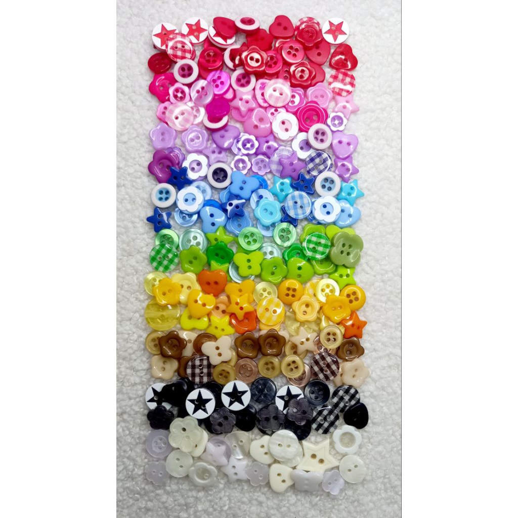 Set of 50 pieces of plastic buttons/buttons in many lovely patterns ...