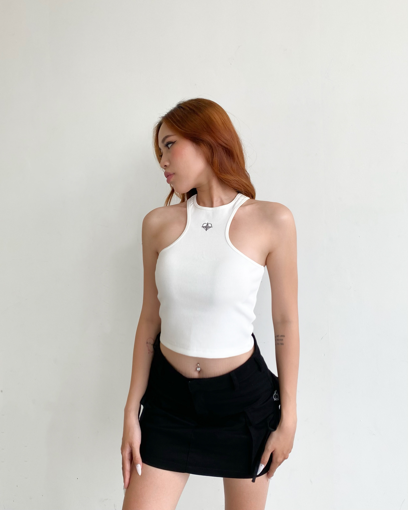 THEKIM Deep chest cutout crop top, embroidered blink heart logo A179 ...