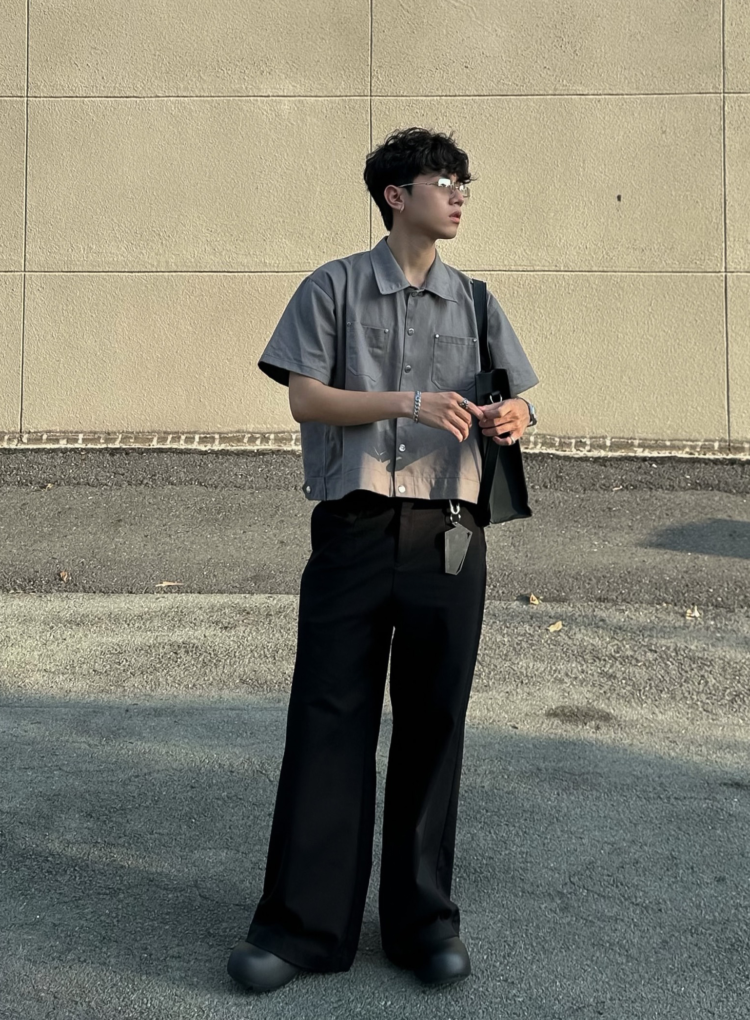 [ BLACK FRIDAY ] SHIRT - KAKI - BOXY SHORT SLEEVE HIDDEN ESSTIAL ...