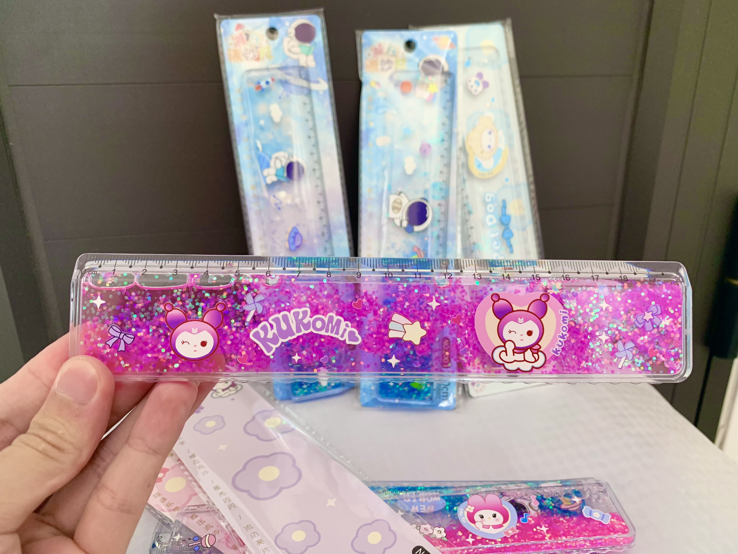 Sparkling Flowing Glitter Water Ruler for Entertainment Capybara ...