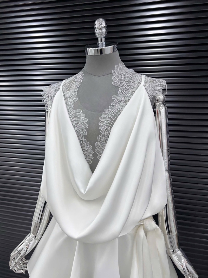 Silk dress with 2 falling straps and a short, sexy and luxurious lace ...