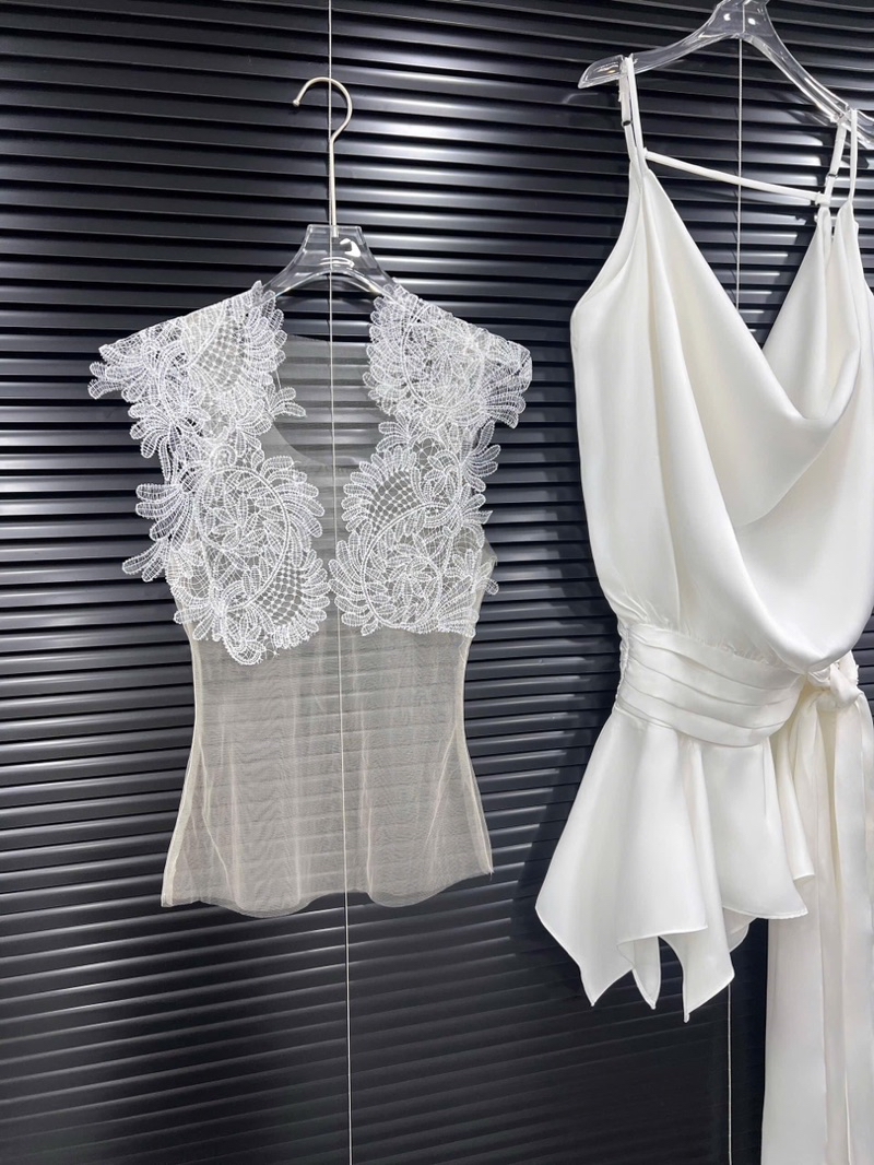 Silk dress with 2 falling straps and a short, sexy and luxurious lace ...
